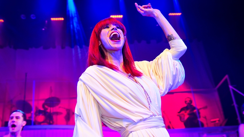 "Rita Lee – Uma Autobiografia Musical" estende temporada até dezembro no Teatro Porto - Soda Pop